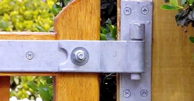 Installing a Wooden Gate on a Metal Post: Step-by-Step Guide